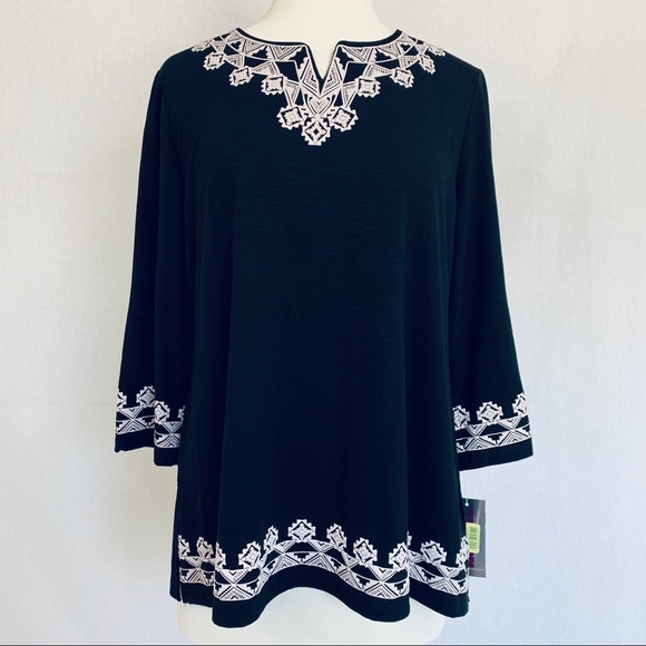 Allison Daley | Tops | Allison Daley Black Top W White Design | Poshmark